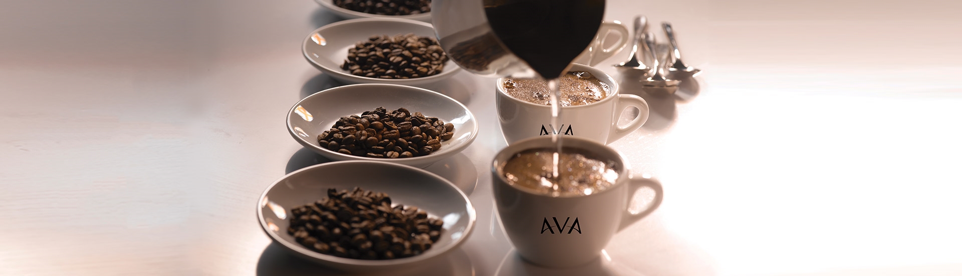 AVA קפה – בית קלייה המציע תערובות של קפה טרי ותערובות קפה מיובאות